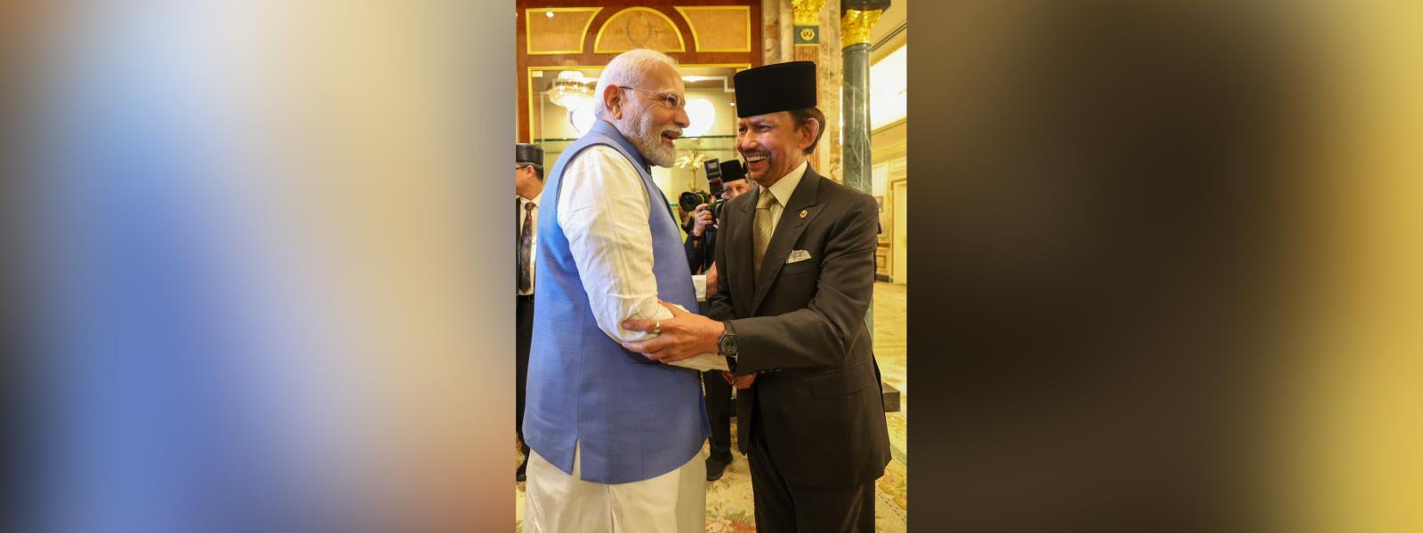 Prime Minister Shri Narendra Modi welcomed by His Majesty Sultan Haji Hassanal Bolkiah of Brunei ...