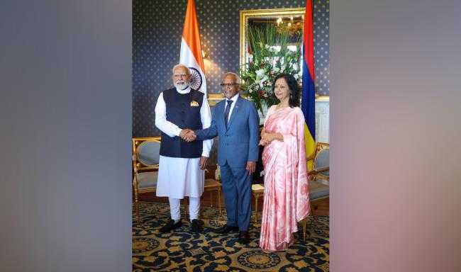Prime Minister Shri Narendra Modi received by President of Mauritius, H ...